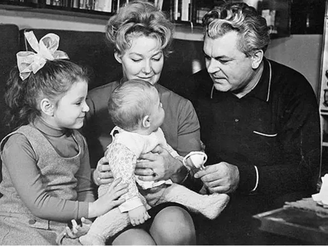 Sergey Bondarchuk dan Irina Skobseva dengan kanak-kanak