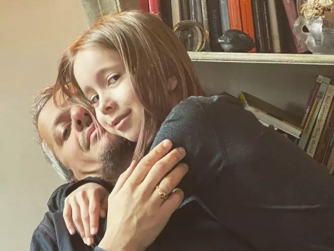 Konstantin Bogomolov delade en sällsynt video med sin dotter från Darya Frost på semester