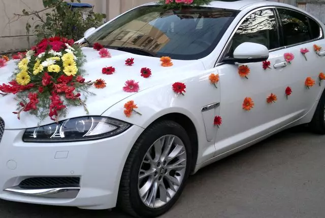 Flores vivas e composicións para coches de voda