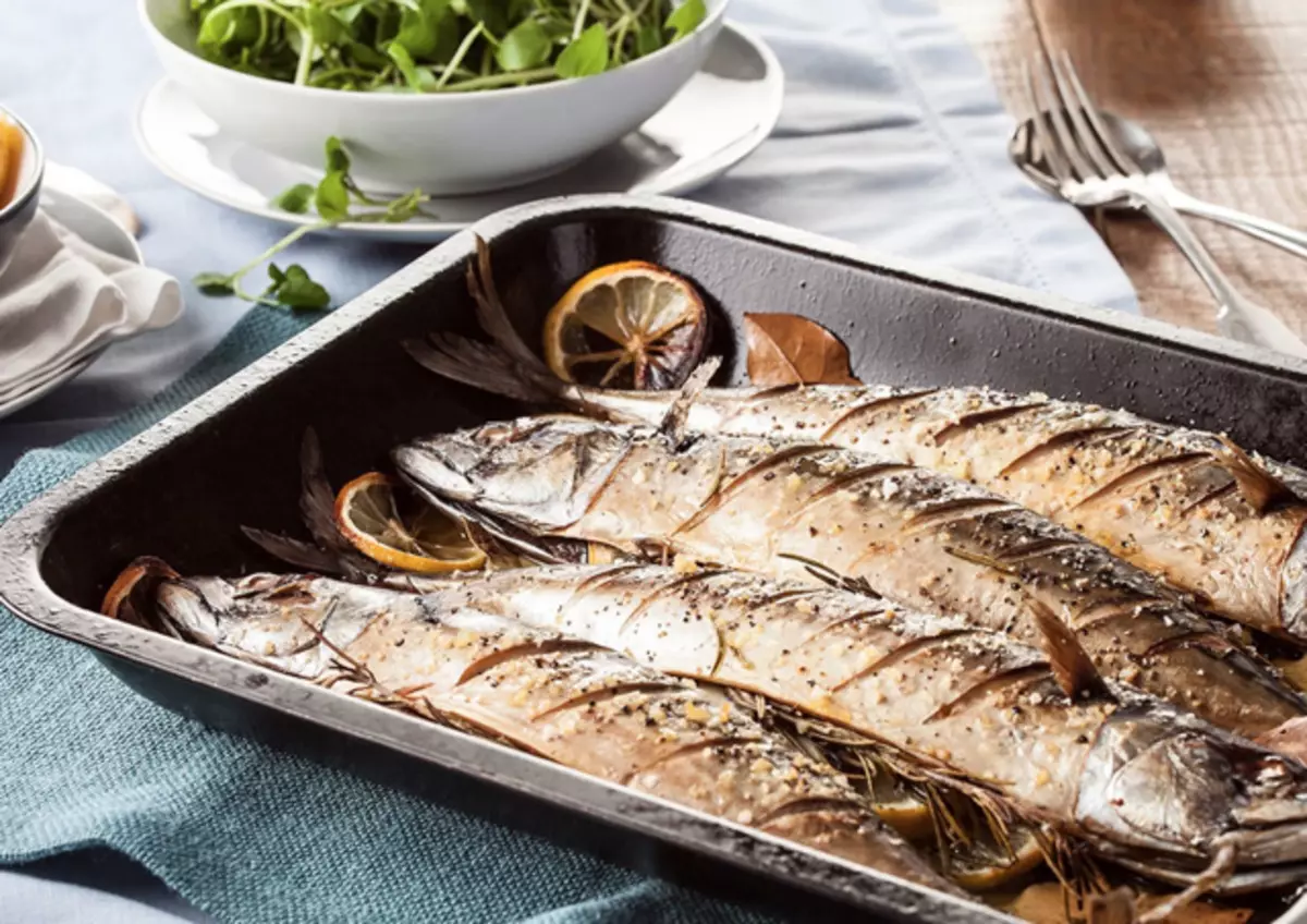 How to prepare a scumbering in the oven - the most delicious recipes of baked mackerel