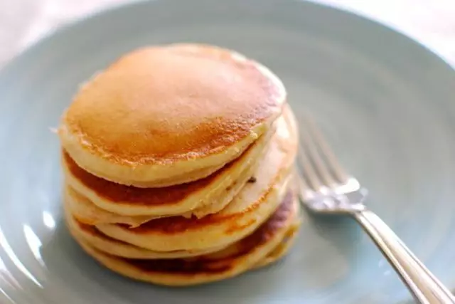 Pancakes a Kefir amb forats: recepta pas a pas amb fotos