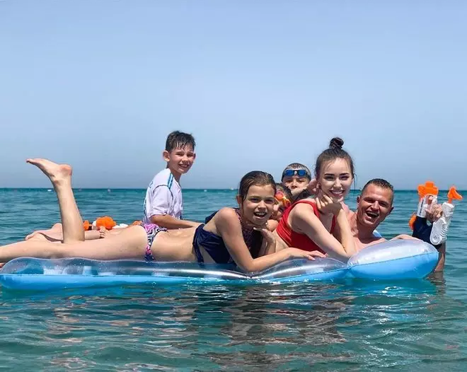 Dmitry Tarasov mostró una foto con ambas hijas de diferentes matrimonios. 224322_3