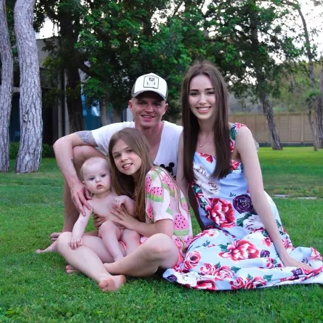 Dmitry Tarasov mostró una foto con ambas hijas de diferentes matrimonios. 224322_4