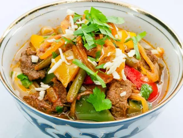 Uzbeko Lagman en casa