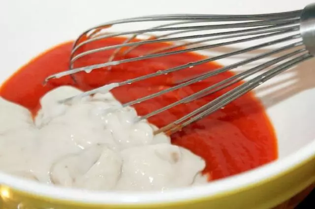 Рецепта 4: Сос от заквасителна крем с домати