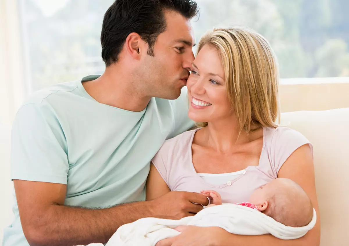 निरर्थक वडील: मुलाच्या जन्मानंतर माझ्या बायकोबरोबर परस्पर समजून घेण्यासाठी कसे?