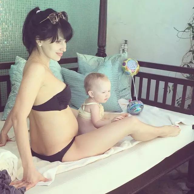 Hilaria Baldwin sa usa ka Swimsuits