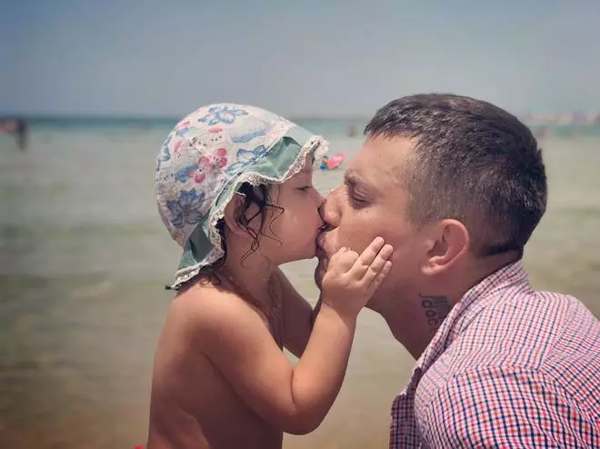 Pavel Prilochny avec des enfants se repose dans la nature