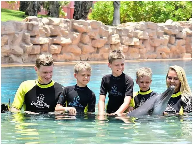 Maria Pogrebnyak with his family swallowed with dolphins