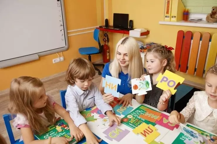 Voorbereiding van een kind naar school door het spel met vrienden