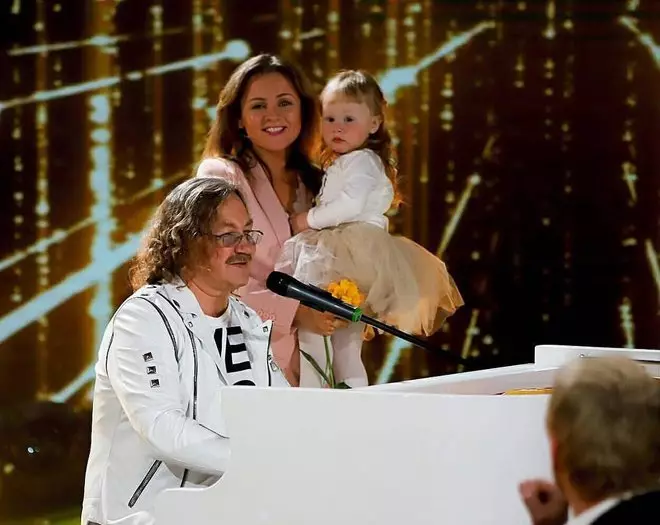 Igor Nikolaev with his wife and daughter