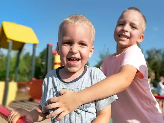 Ist es sicher, ein Kind mit einem Vater für einen Spaziergang zu lassen?