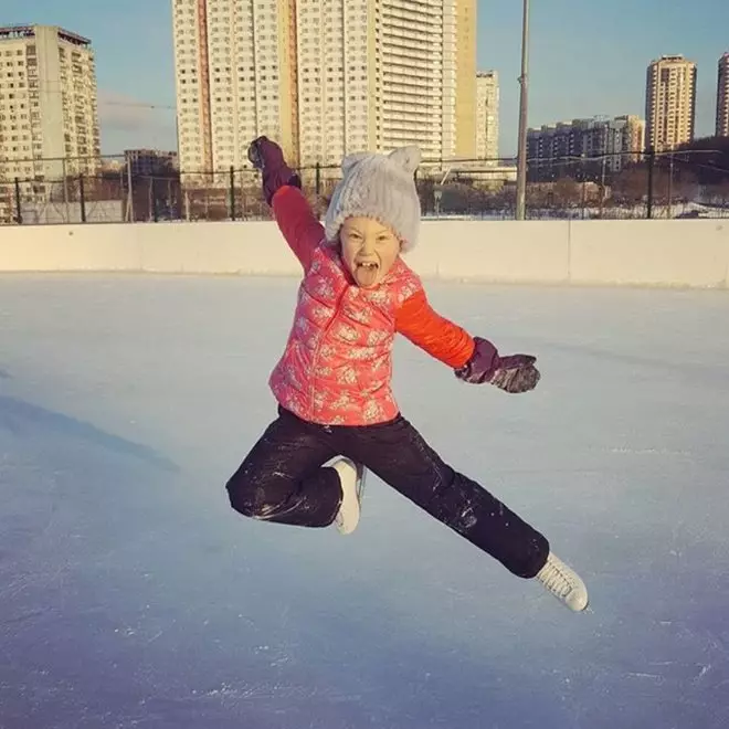 La hija de Maria Petrova y Alexei Tikhonova hicieron su debut en el hielo musical. 275027_4