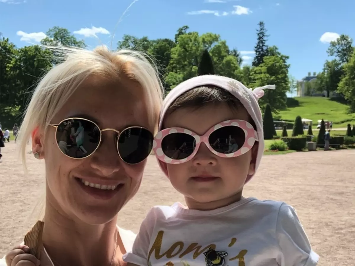 Tatyana Volosozhar e figlia si rallegrano estate Mosca