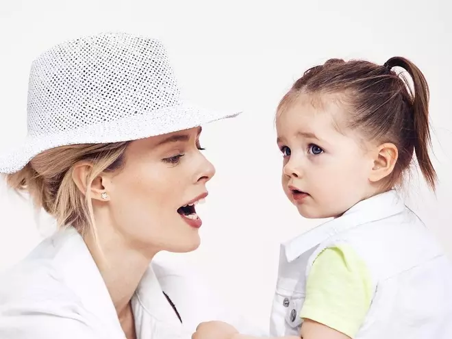 Duechter Supermodel Coco Rosha geet op meng Mamm hir Fouss