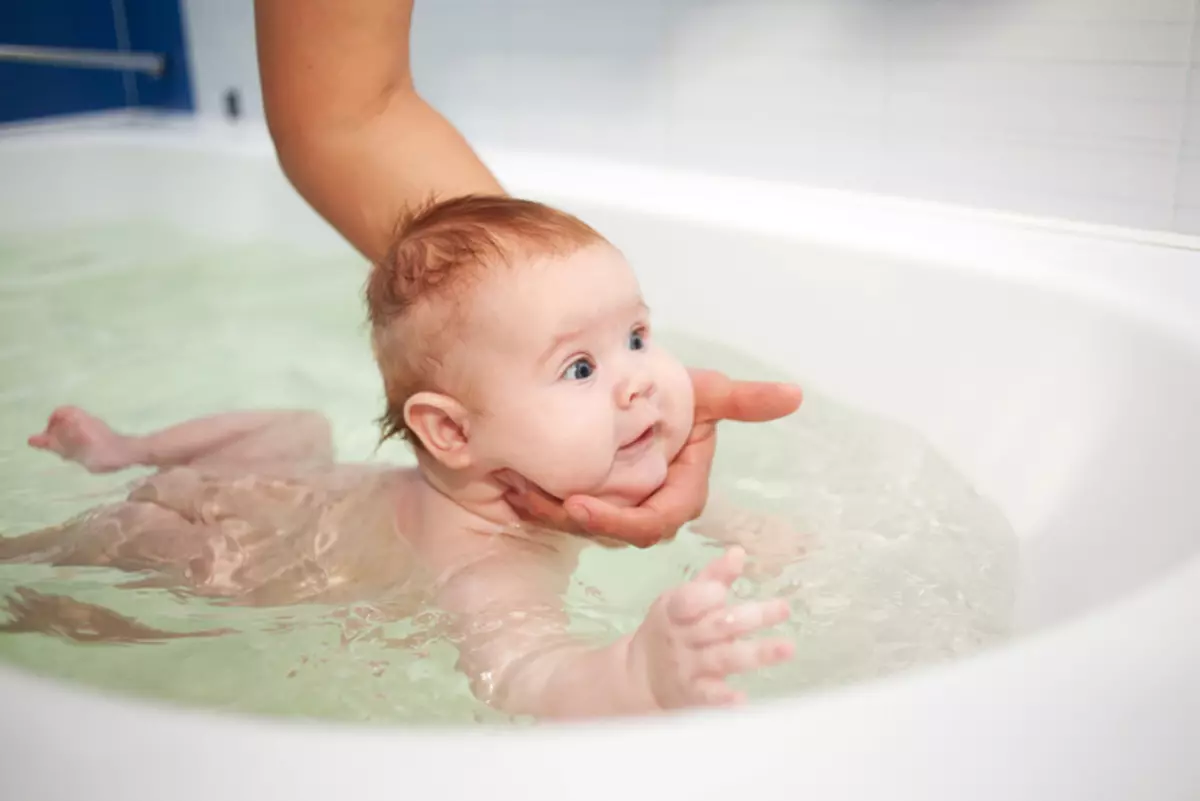 子供に泳ぐように教える方法