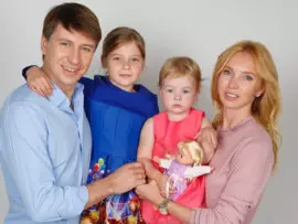Tatiana Tutmianin và Alexey Yagudin và con gái của anh ta ở Polyana đỏ 28531_2