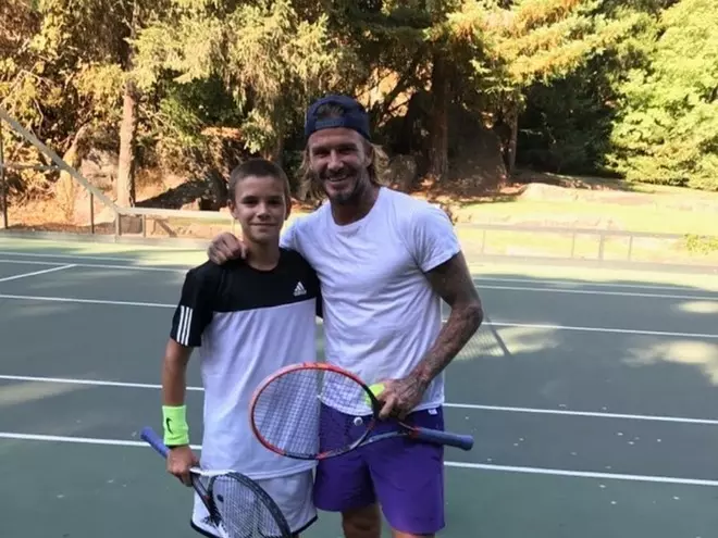 David Beckham nrog tus tub Romeo Play Bennis