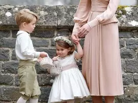 Princino Charlotte estos fianĉino de la novedzino ĉe la Welunt's Wedding