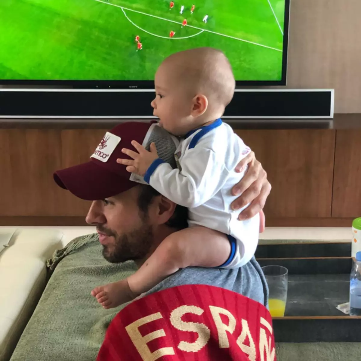 Me siento alto, mirando lejos: Enrique Iglesias juega con su hijo.