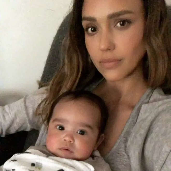 Lompat: Anak Jessica Alba belajar berjalan 29341_2