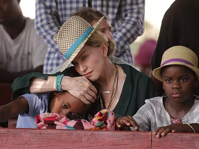 Madonna njupuk anak-anake menyang Afrika