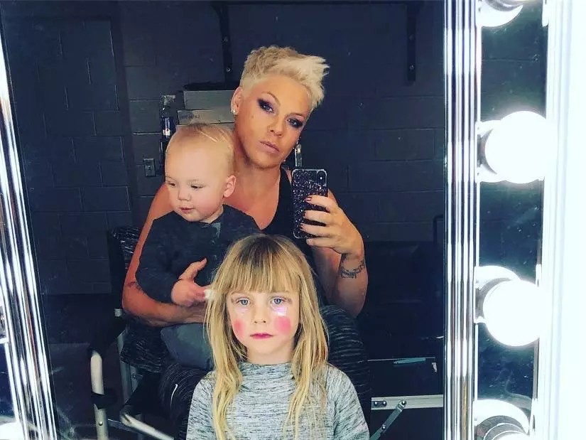 Son Singer Pink segíti az anyát a túrán