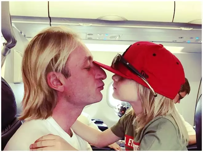 Sinamahan ng anak na si Eugene Plushenko ang nasugatan na ama para sa mga bayarin