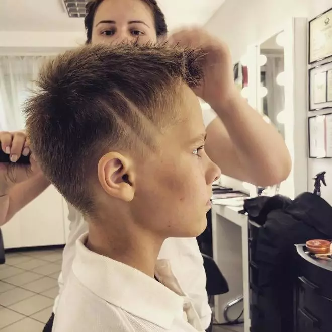Ivan Okhlobystin展示了一個兒子的髮型 30136_3