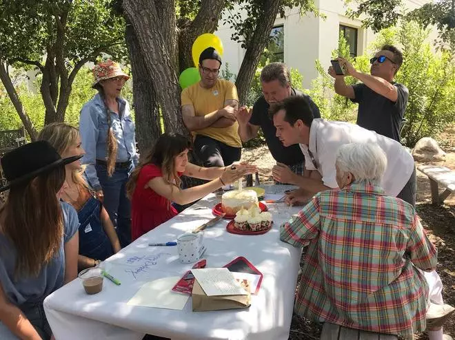 וידאו: אשתו בהריון ג'וש ברולינה רימה אותו רוקדת 30179_7