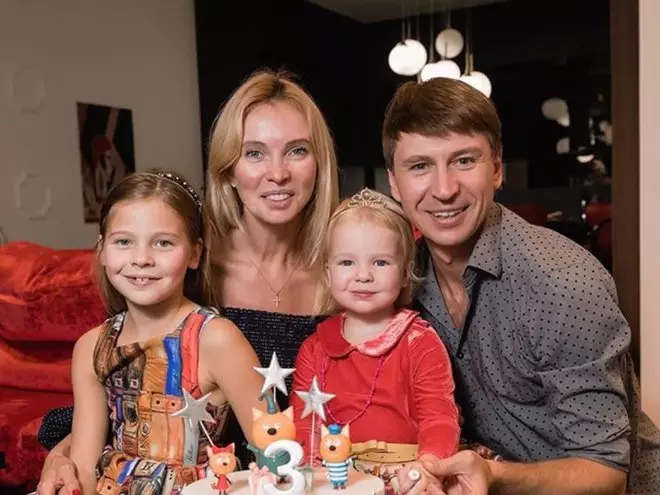 Alexey Yagudin y Tatiana Tutmyanina con hijas