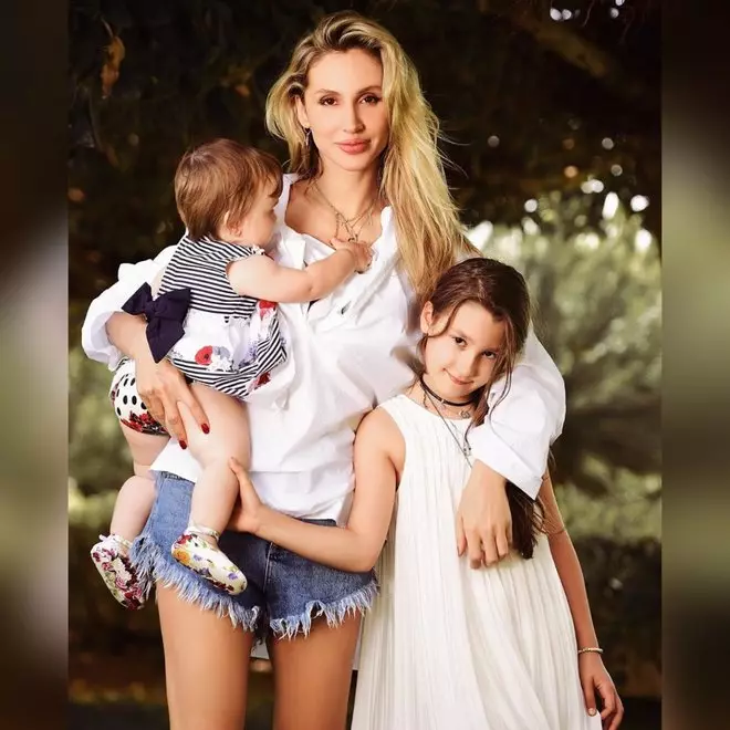 Svetlana Loboda menunjukkan bingkai yang jarang berlaku dengan kedua-dua anak perempuan 312392_3