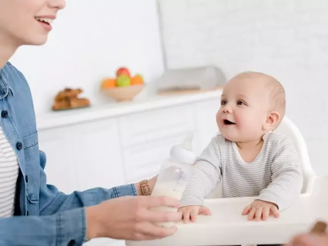 Cómo destetar a un bebé del cofre