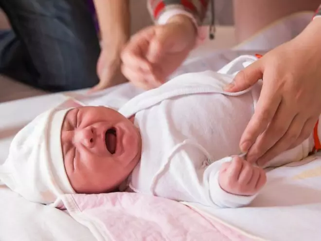 hogyan kell elvenni a babát a mellkasából