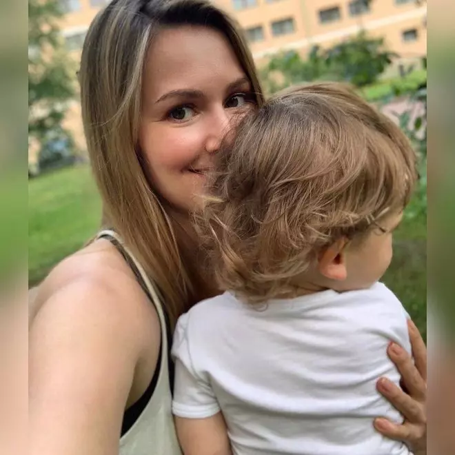 Maria Kozhevnikova toccando commoventemente congratulato con il figlio più giovane Buon compleanno 313866_3