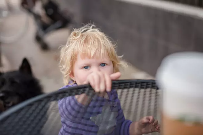 Máma krásně fotografuje svou dceru se zvláštním vzhledem 31523_2