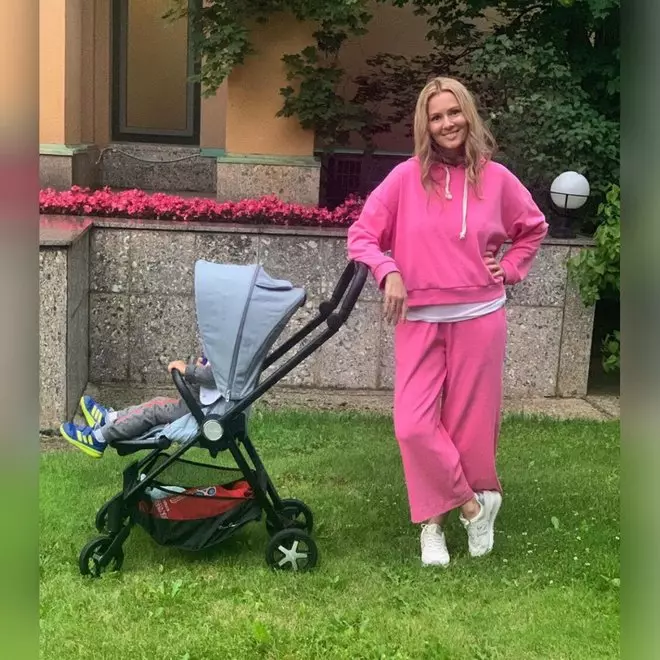 Maria Kozhevnikova kurê 2-salî li stroller nîşan da 324839_3