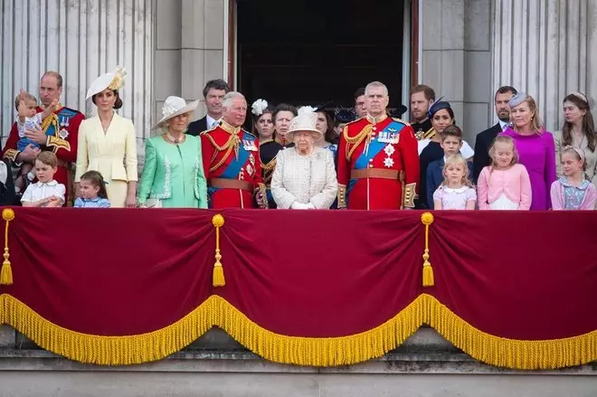 Kā Princess Charlotte pieder tēvocis Harijai 326492_4