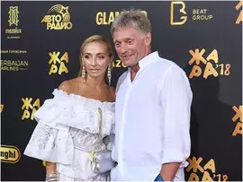 Encore une fois comme une mariée: Navka a montré une nouvelle photo avec Dmitry Peskov