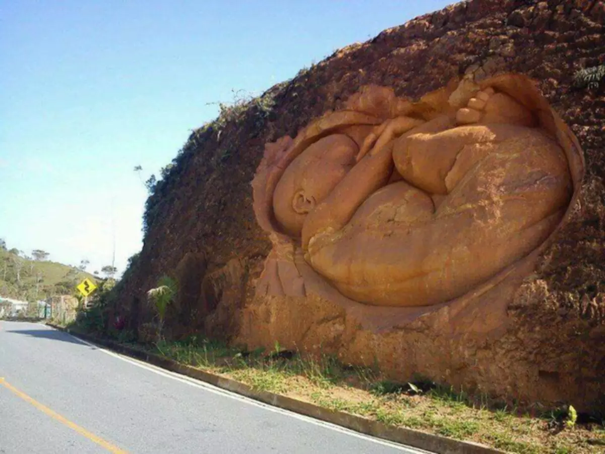 Escultura de un niño en una roca