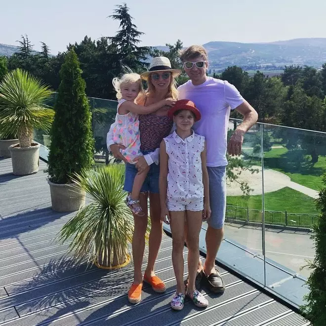 Tatiana Tutmyanina cho thấy cách nghỉ ngơi với con gái ở Yalta 336000_1
