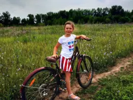 Figuur Skater Maria Petrov kocht een dochter volwassen fiets