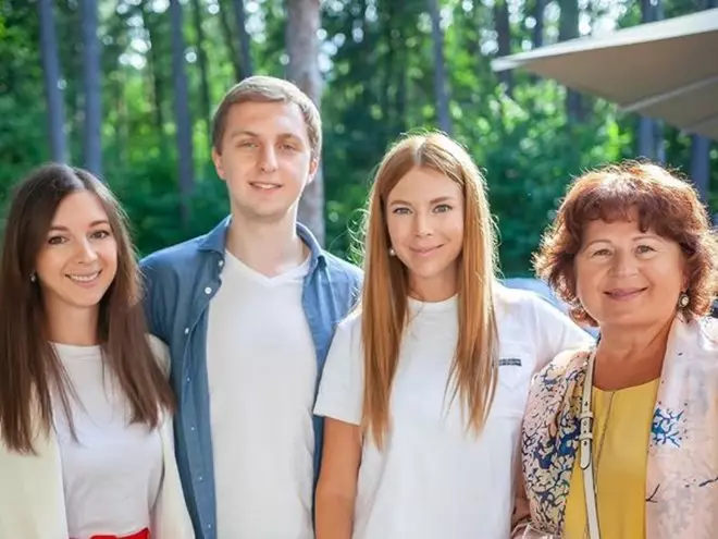 Natalia Podolskaya with mom, sister and brother