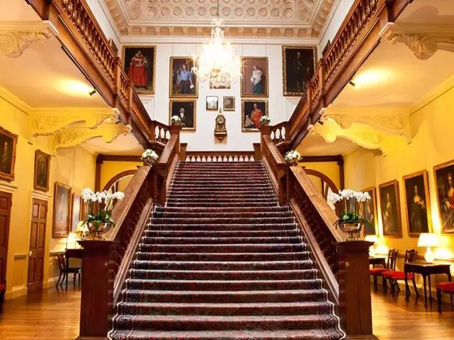 Central Staircase uye Salon muEltorn Castle