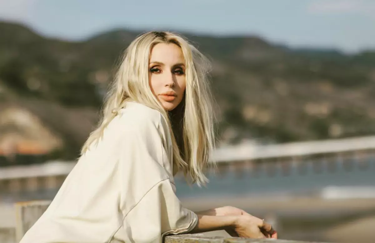 Svetlana Loboda, hətta turda da döşləri bəsləyir 35557_1