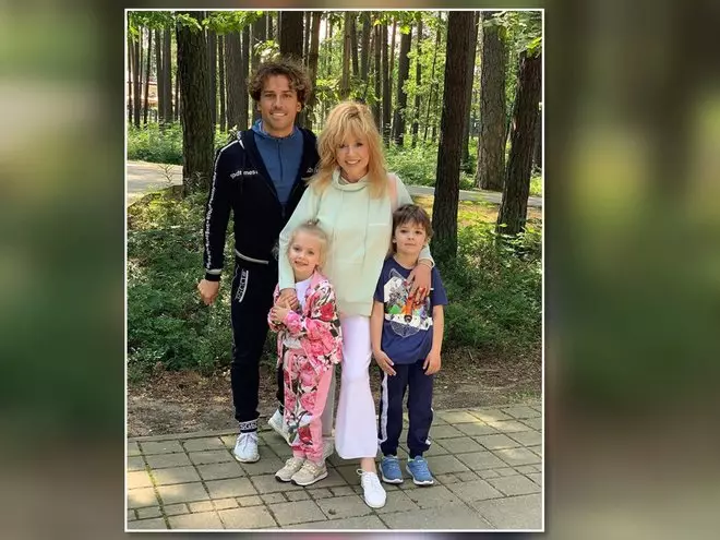 U-Alla Pugacheva noMaxim Galkin nezingane eJurmala