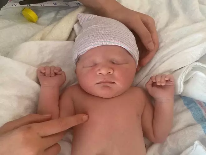 Mill Yovovich menunjukkan anak perempuan ketiga yang baru lahir
