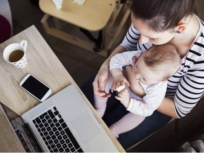 Travailler à la maison pour ceux qui sont sur la maternité