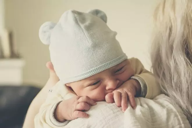 L'enfant ne tient pas la tête: pourquoi quoi faire pour aider à aider