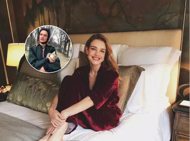 Natalia Vodyanova chơi với một con mèo ở nơi trốn tìm và tìm kiếm